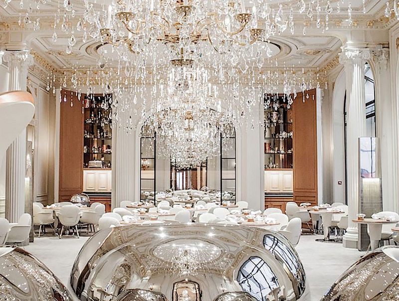 Tavolo del ristorante e suoi valori simbolici